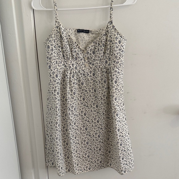 Brandy Melville | Dresses | Brandy Melville White And Blue Floral Mini ...
